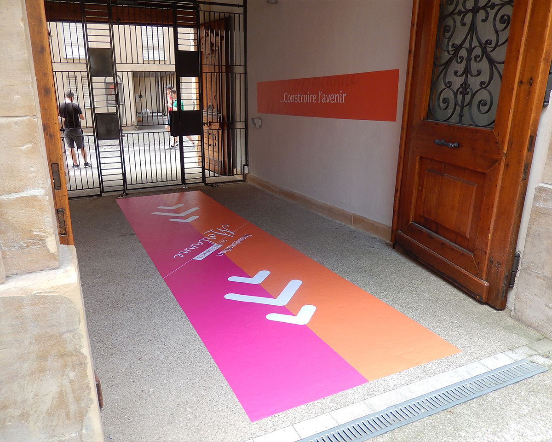 marquage au sol - Expocom - Signalétique, enseigne et décors sur mesure ...